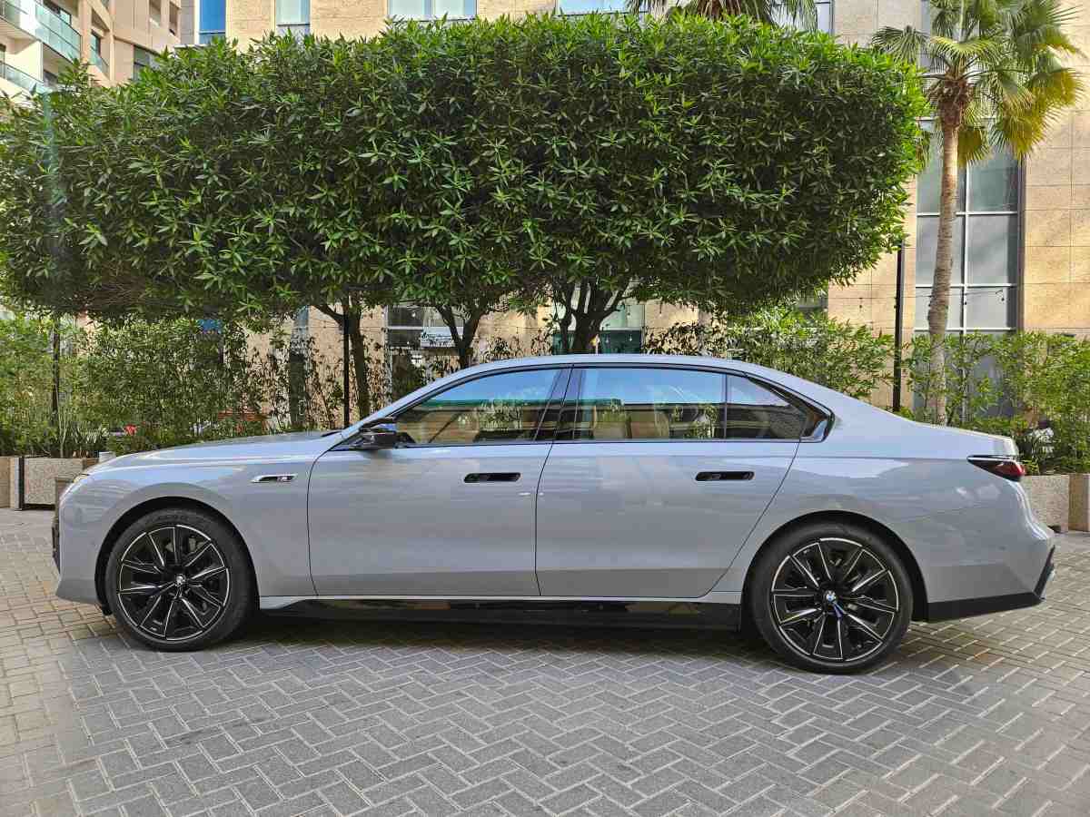 Luxury Electric Mobility: 2024 BMW i7 | Fijianchick's Blog